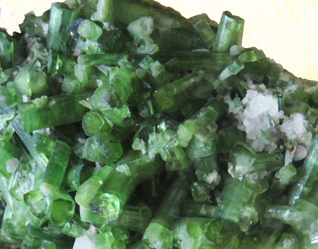 MINERALES: TURMALINA, ELBAÍTA (VERDELITA)