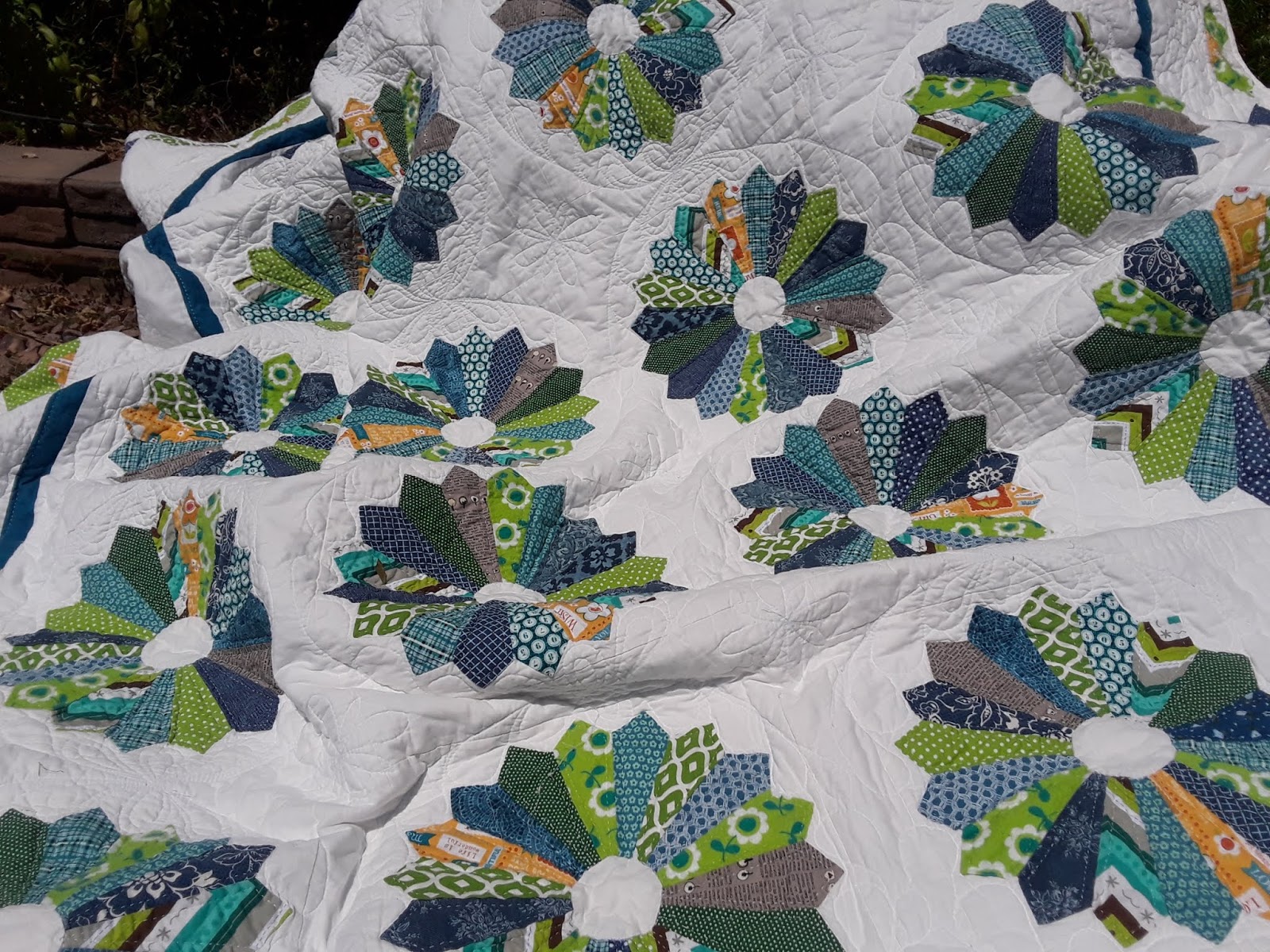 Polka Dot Quilter: Dresden Plate Quilt in blue and green