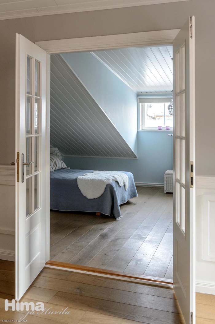 Keltainen talo rannalla: Rustiikkia, värejä ja tapetteja