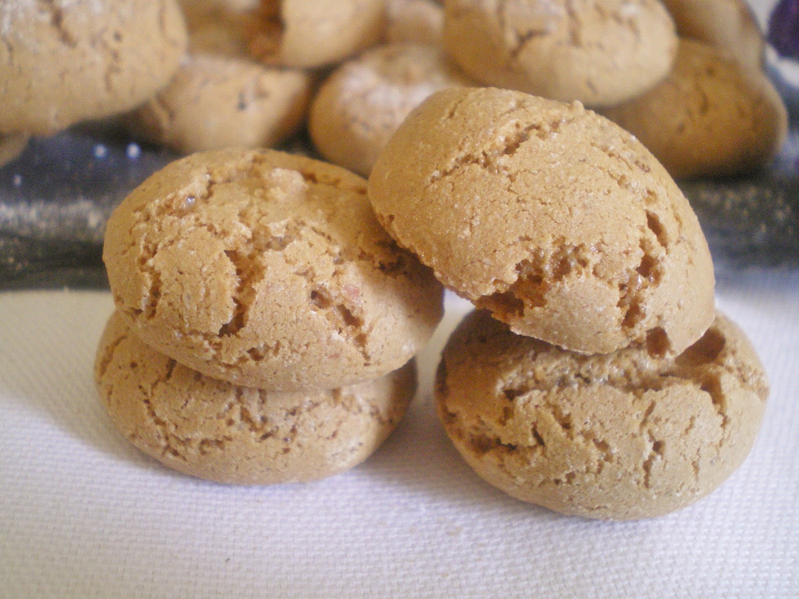 LES METS TISSÉS: Cuisine d'ici et d'ailleurs: MINI AMARETTI CRAQUANTS