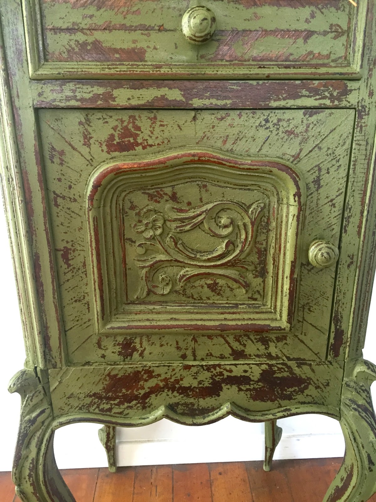 D.D.'s Cottage and Design: Chippy Green Vintage Table