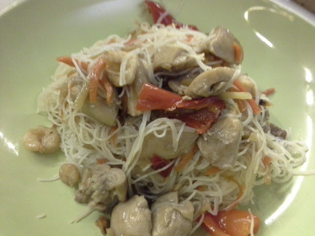 spaghetti di riso con pollo, gamberetti e verdure