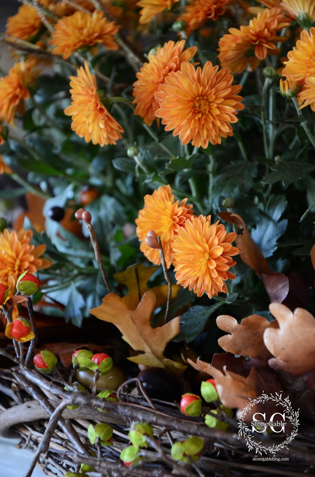 MAKING AN INTERESTING MUM ARRANGEMENT FOR FALL - StoneGable