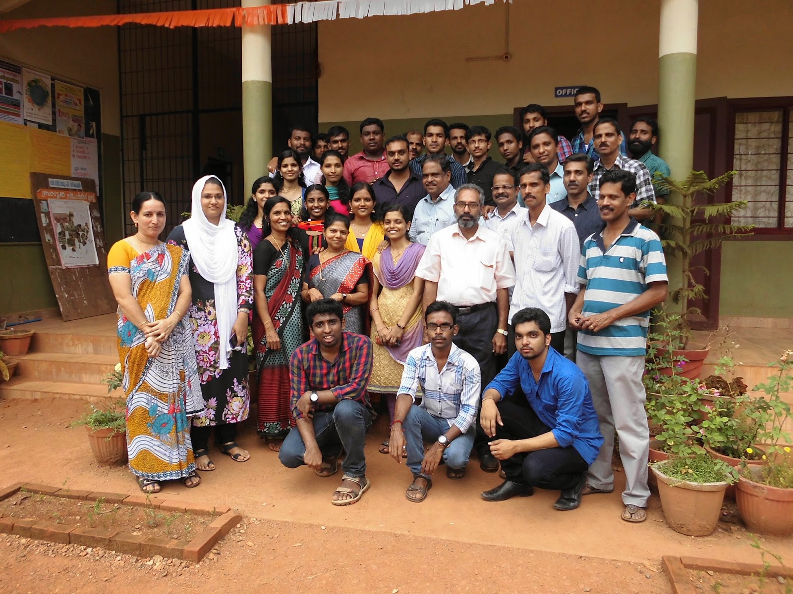 CCUP SCHOOL NADAPURAM: 2002-2003 ബാച്ച് വിദ്യാര്‍ ഥികള്‍ സ്കൂള്‍ സന്ദര് ...