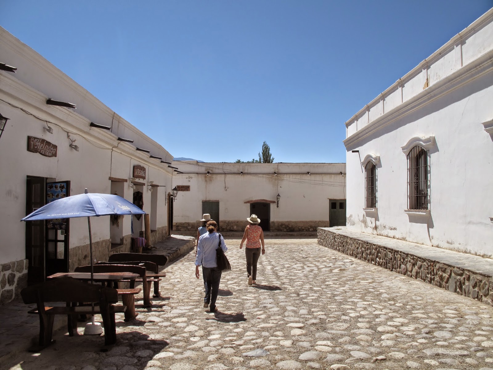 POR TIERRA POR LA TIERRA: Cachi, pueblo blanco del silencio
