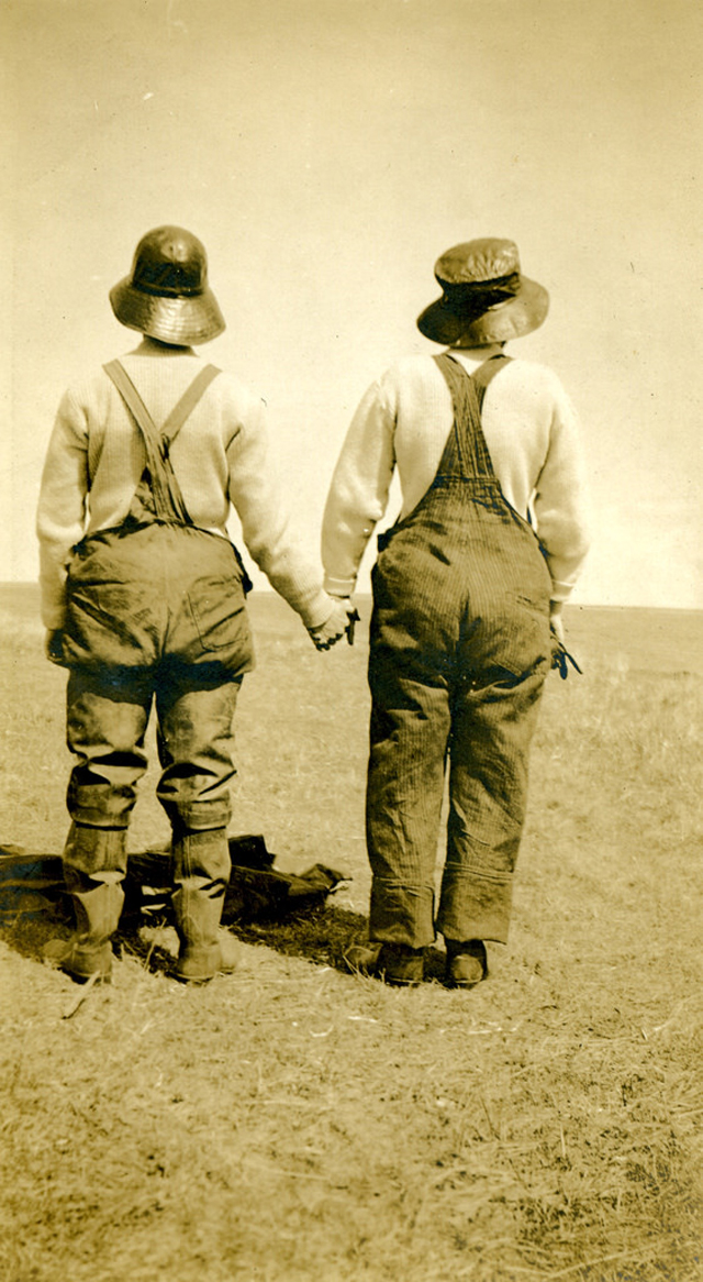 47 Interesting Found Snapshots of People Seen From Behind ~ Vintage ...