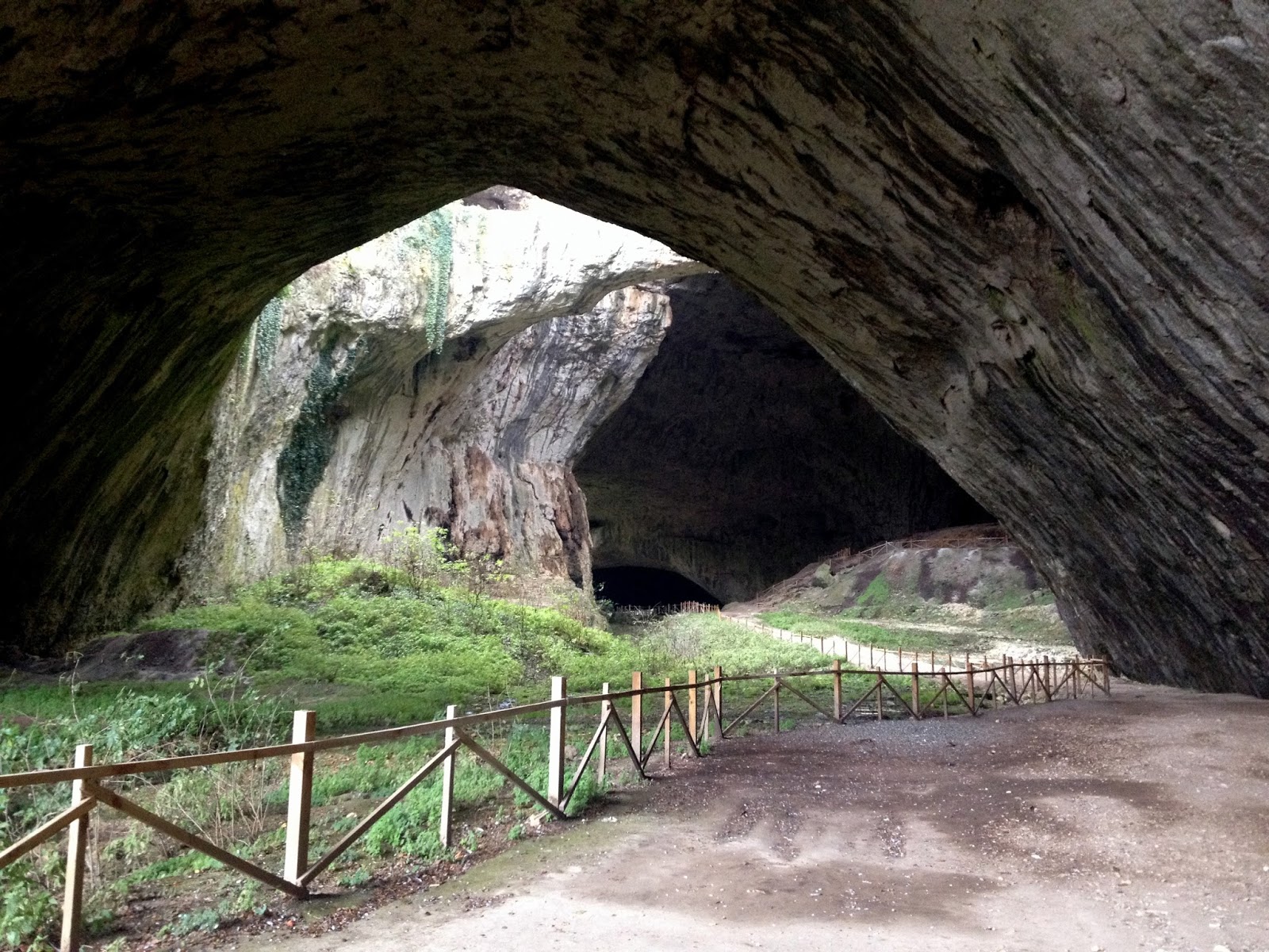 Cueva Devetashka, de las más bonitas del mundo, y están en Bulgaria