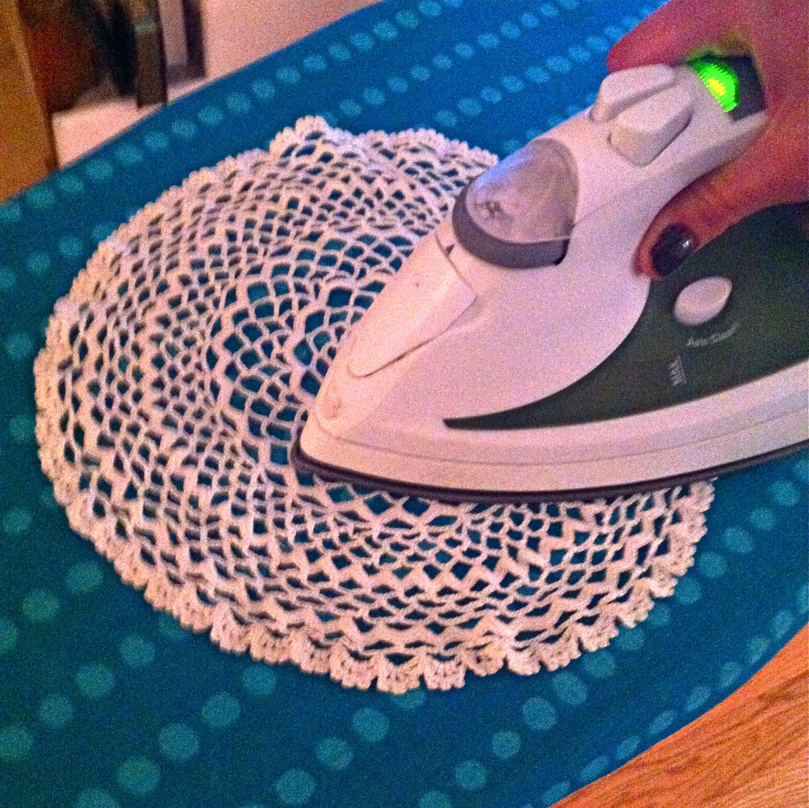 The Modernette.: DIY Doily Collar Necklace