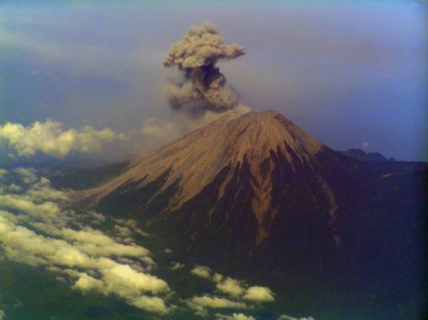 Gambar Gunung Semeru Meletus | GunungSemeru.com