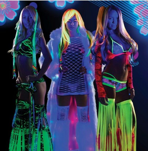 Rave girls dancing seductively to house, techno, trance and psychedelic ...