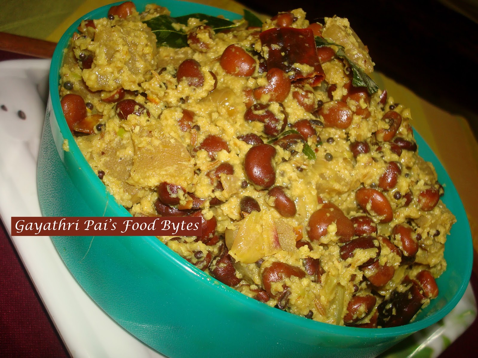 Gayathri Pai's Food Bytes: Vazha Pindi Vanpayar Thoran / Bean and ...