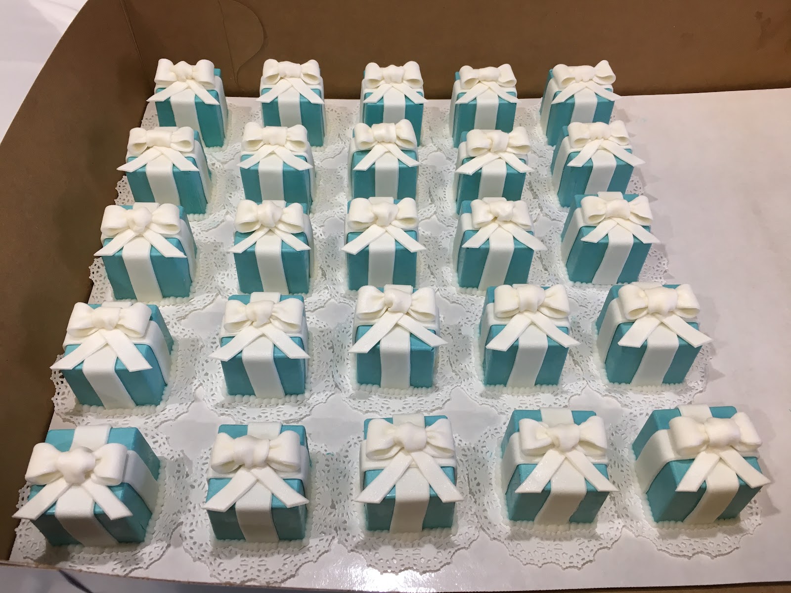 MyMoniCakes: Tiffany gift box cake with miniature gift box cakes to match
