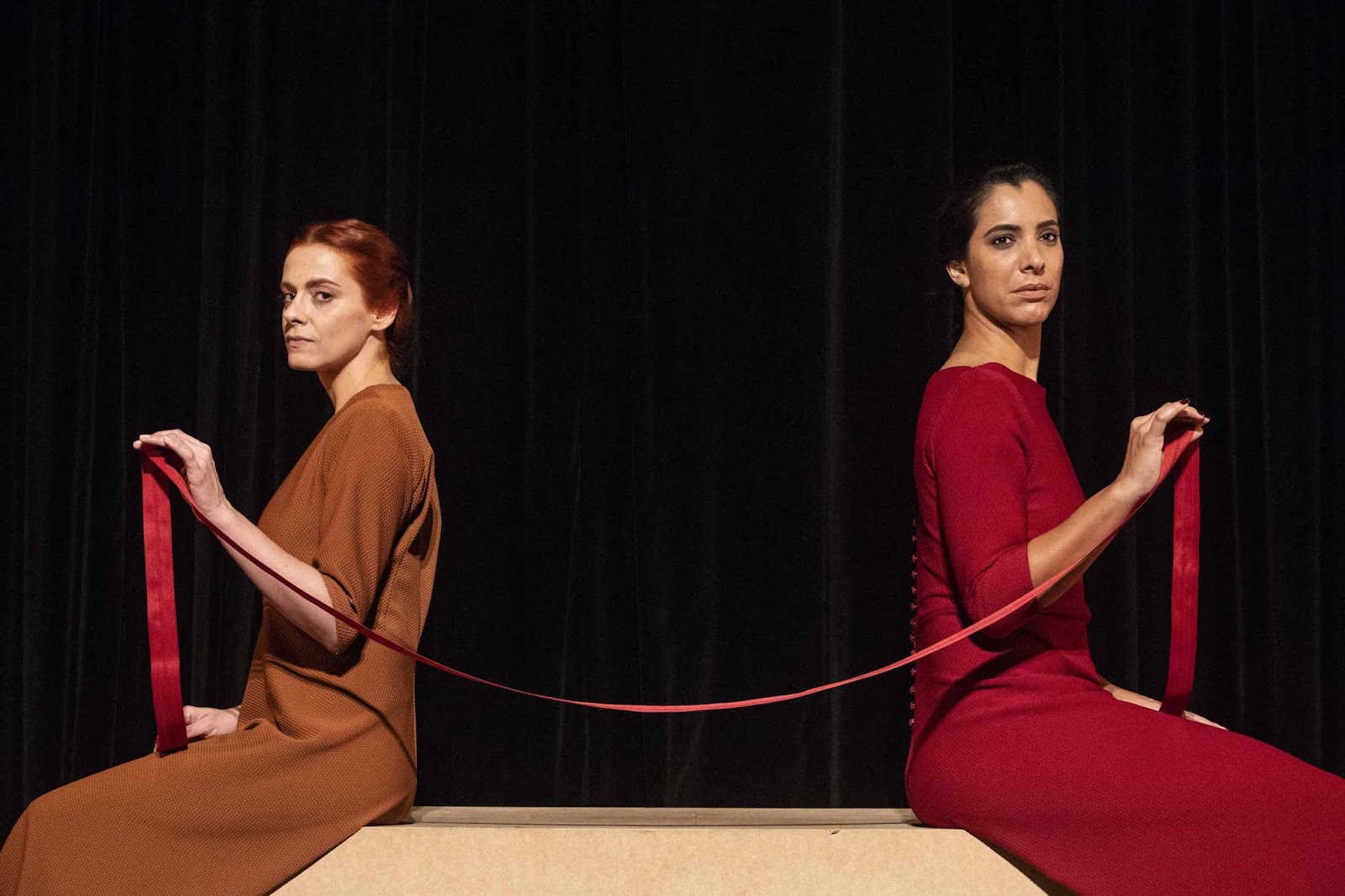 As Irmãs Siamesas estreia com direção do francês Sébastien Brottet-Michel