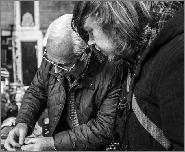 "Paper over the cracks" nghĩa là gì?