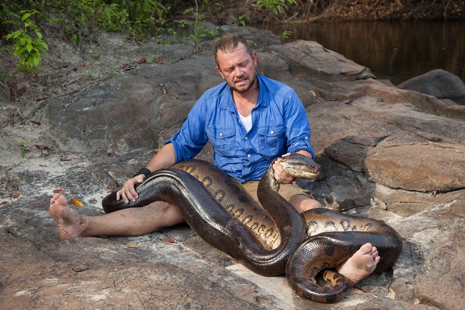 BLOG DO TOSCANO NETO: O Richard Rasmussen segurando uma Cobra Sucuri Verde