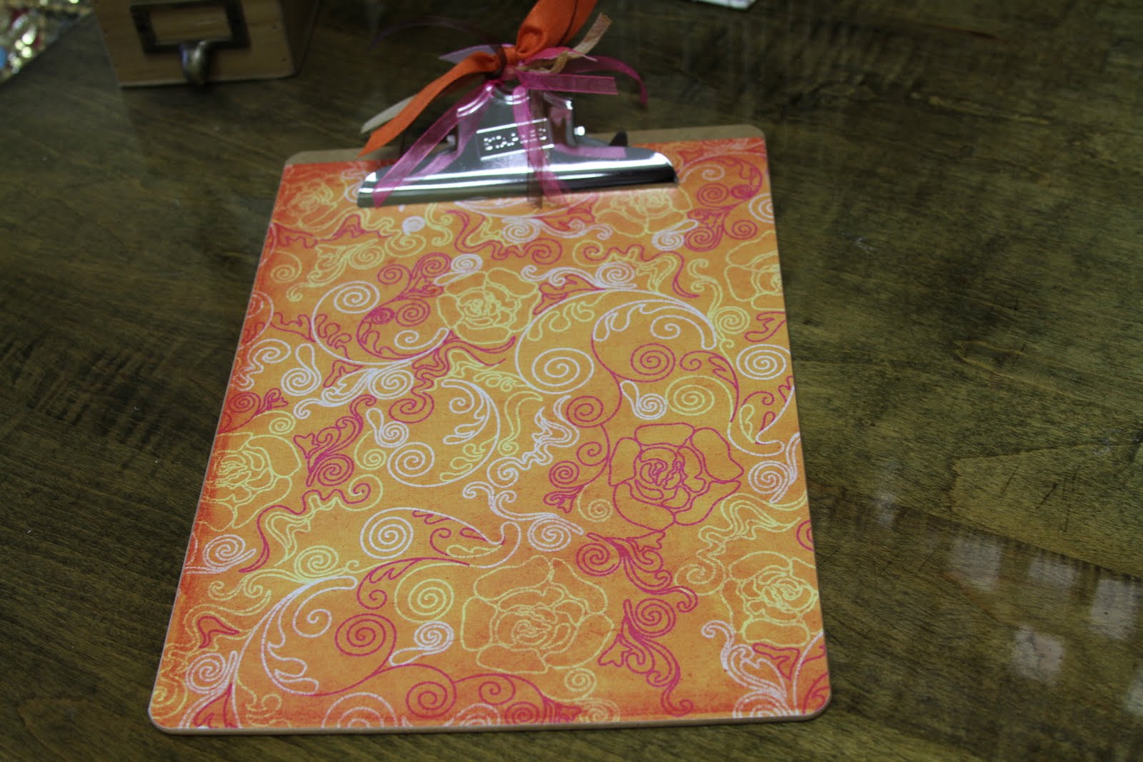 black tag diaries: clipboard how-to...