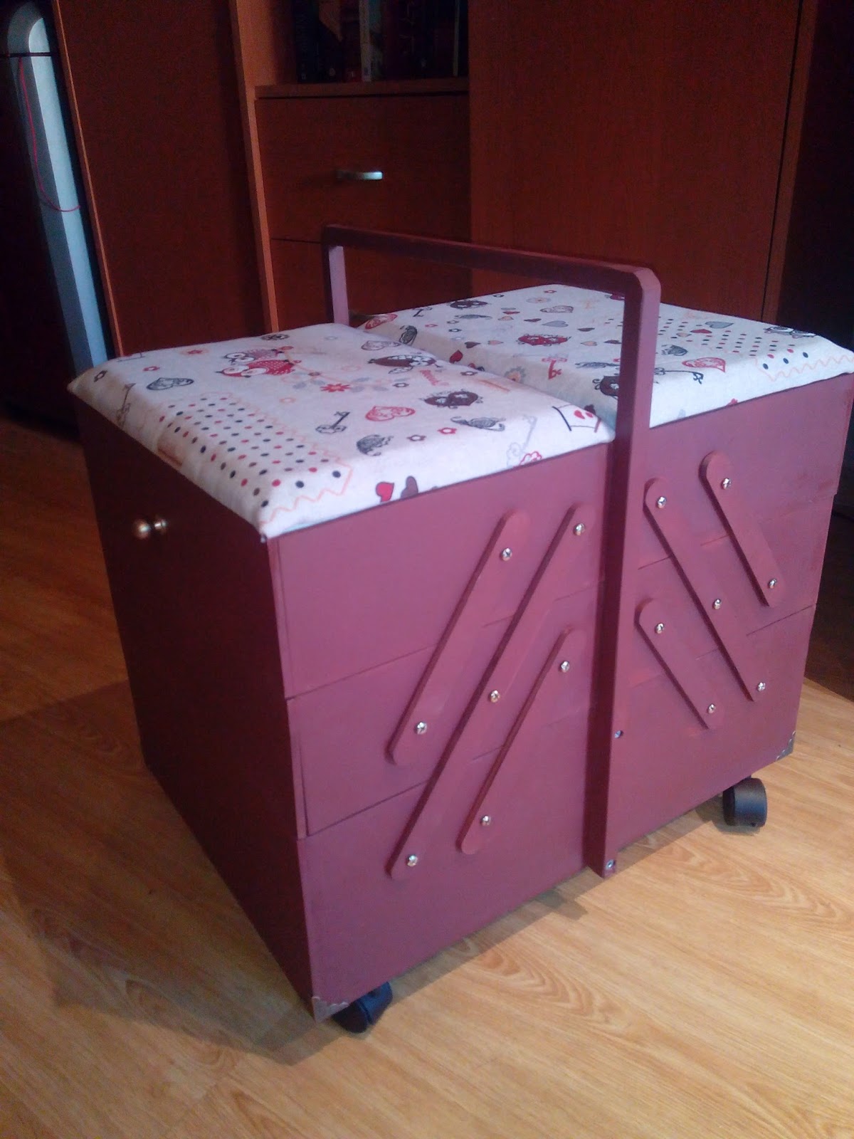 lascosasdepat: Handmade wood sewing box