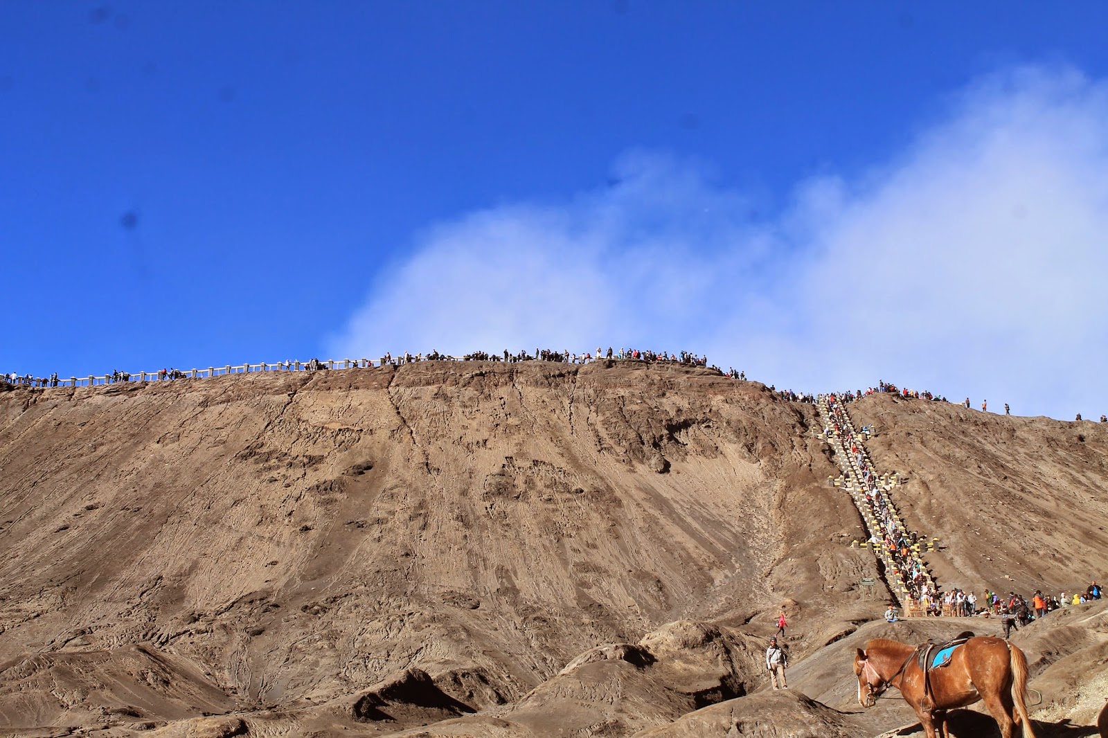The struggle of way in my life: MENANTI SUNRISE DI GUNUNG BROMO, JAWA TIMUR