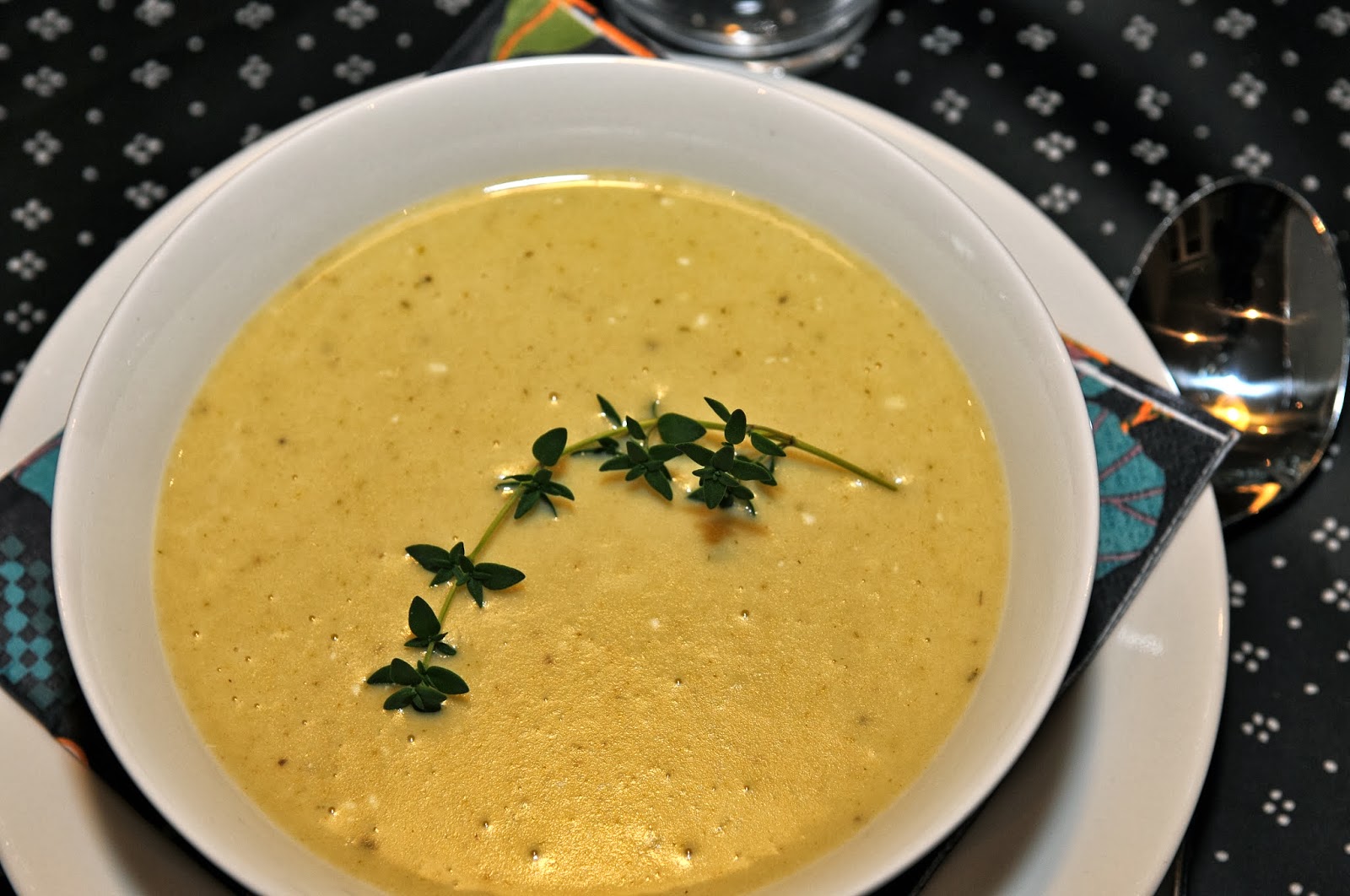 Juustoinen purjo-perunasosekeitto