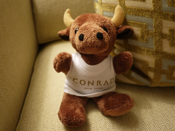 Camera Passport: CONRAD NEW YORK（コンラッド ニューヨーク）のブル（Bull、牛）ぬいぐるみ - NY旅行シリーズ
