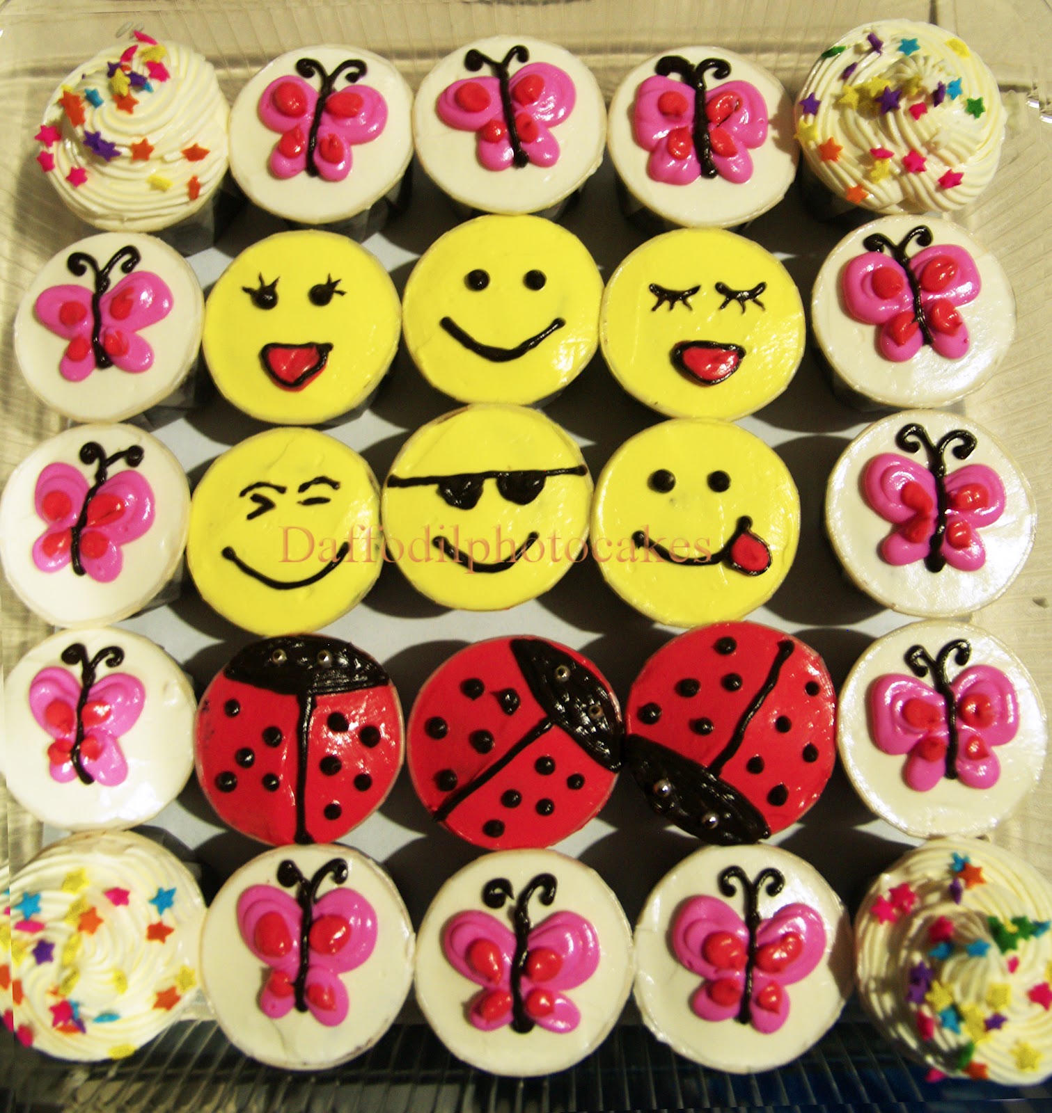 Your One Stop Online Photography and Cakes: Smiley Cupcakes