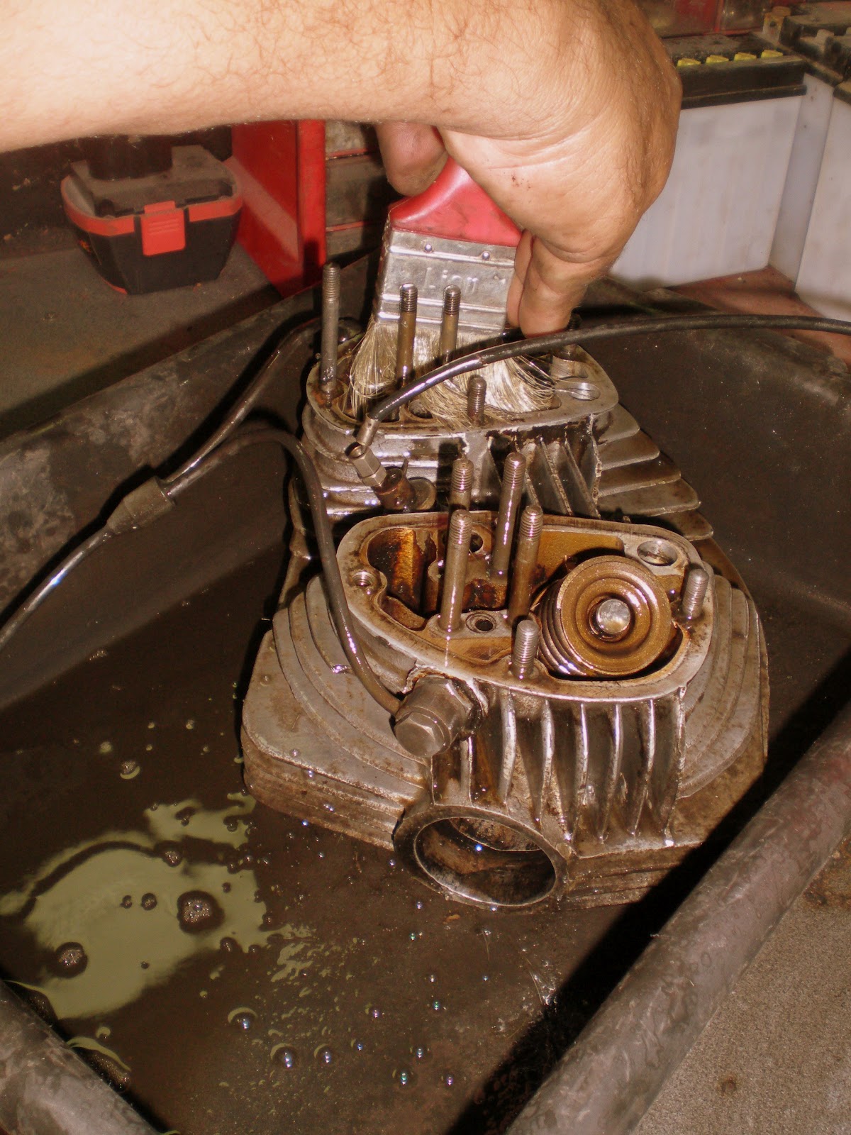 HomοRαtuς: decarbonising/decoke enfield cylinder head-piston