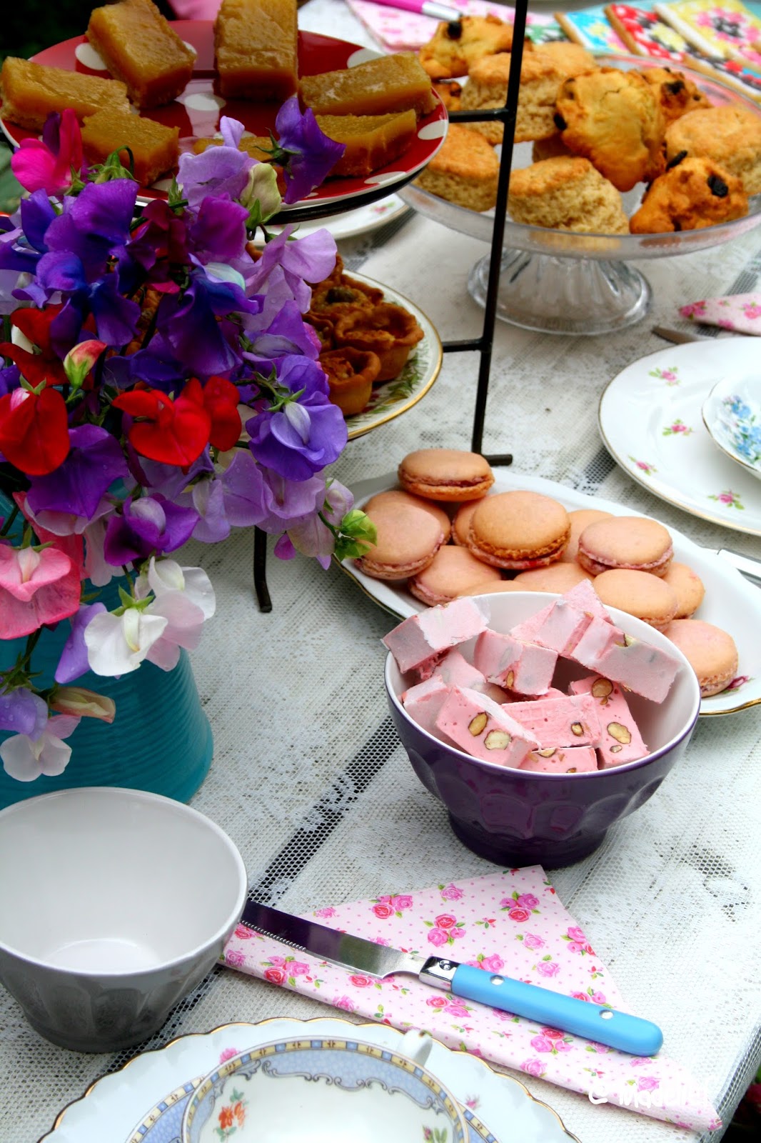 Madelief: Vintage tea in the garden