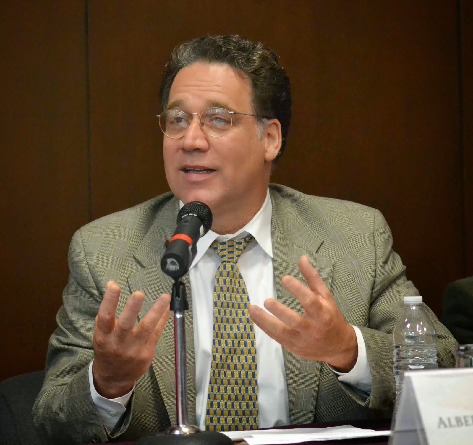 News Graphic: Conferencia sobre el hallazgo de los restos humanos mas ...