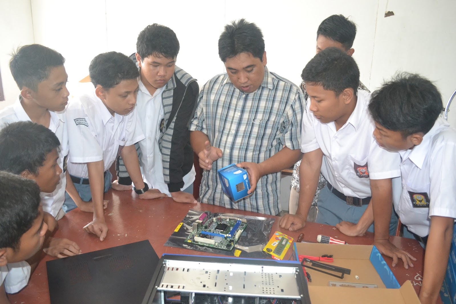 SMK TI Airlangga Samarinda: Peningkatan Fasilitas Laboratorium "TKJ ...