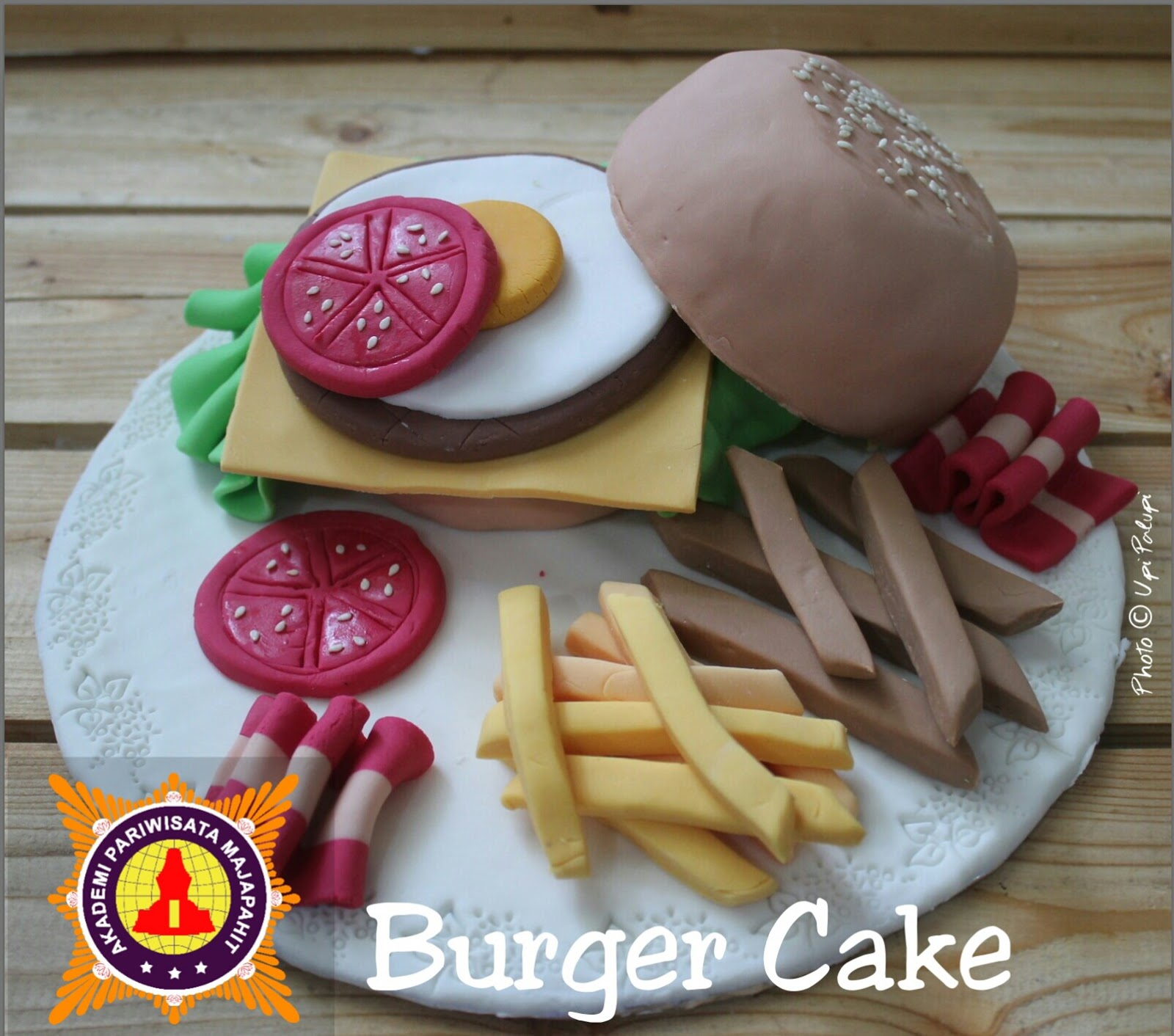 Cake Fondant Gravity Bergaya Unik & Melayang