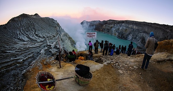 MENIKMATI KEINDAHAN KAWAH IJEN