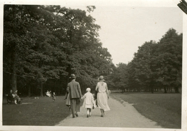 47 Interesting Found Snapshots of People Seen From Behind ~ Vintage ...