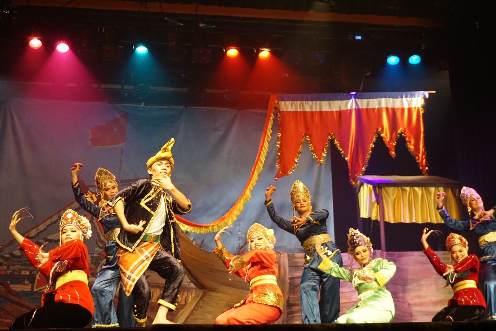 PERSEMBAHAN TARIAN ETNIK SABAH TITIK MENGALAI SEMPENA PANGGUNG SENI ...