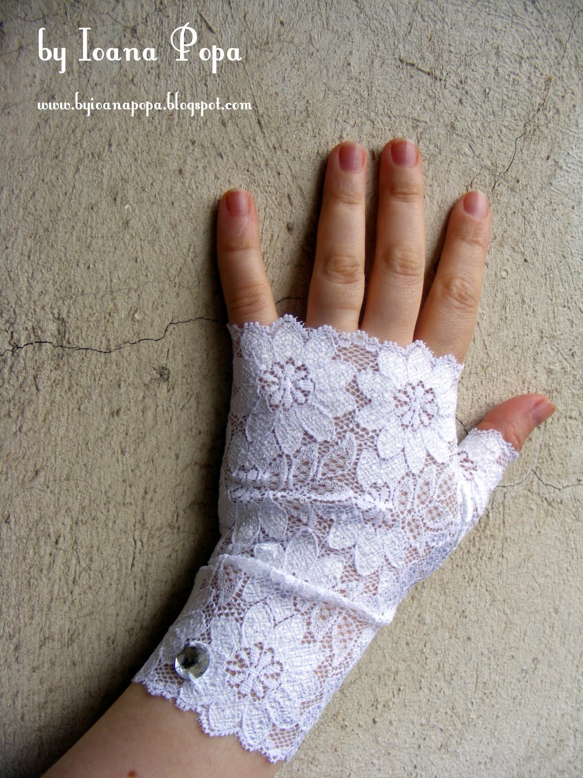 Fii tu! Accesorii handmade: Manusi albe din dantela