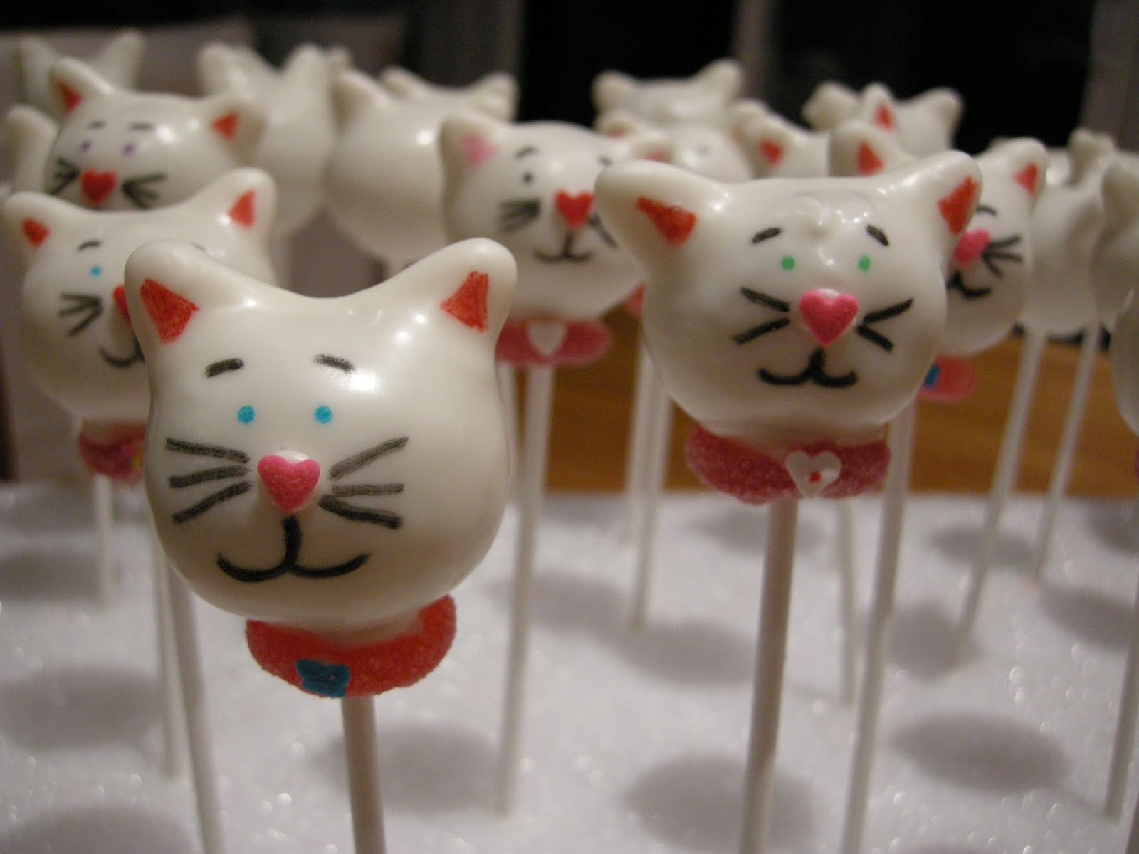 Cake Pop Insanity!: Pretty Kitty and Tom Cat Cake Pops