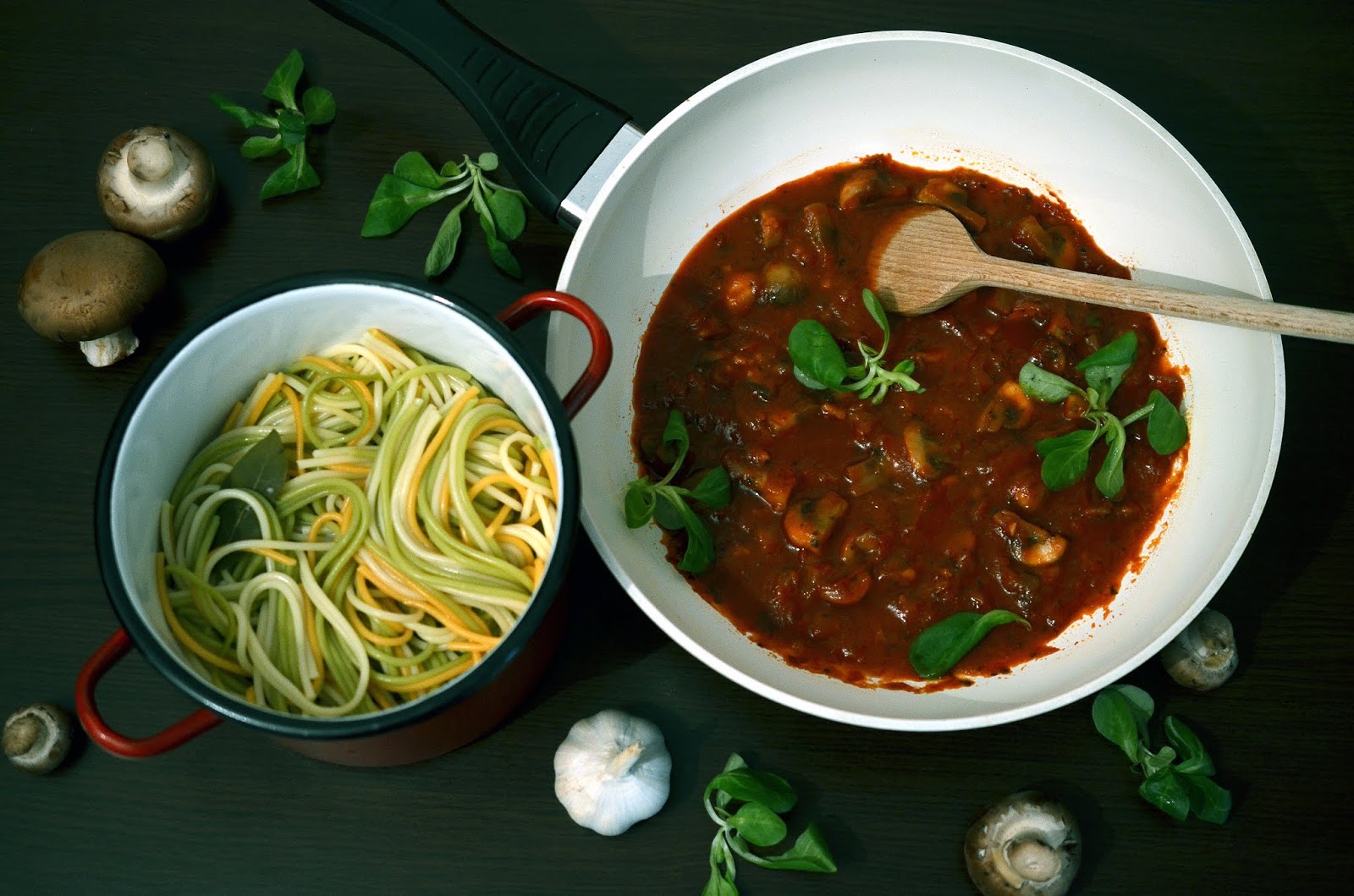 Spaghete colorate cu ciuperci brune si sos de rosii (de post)