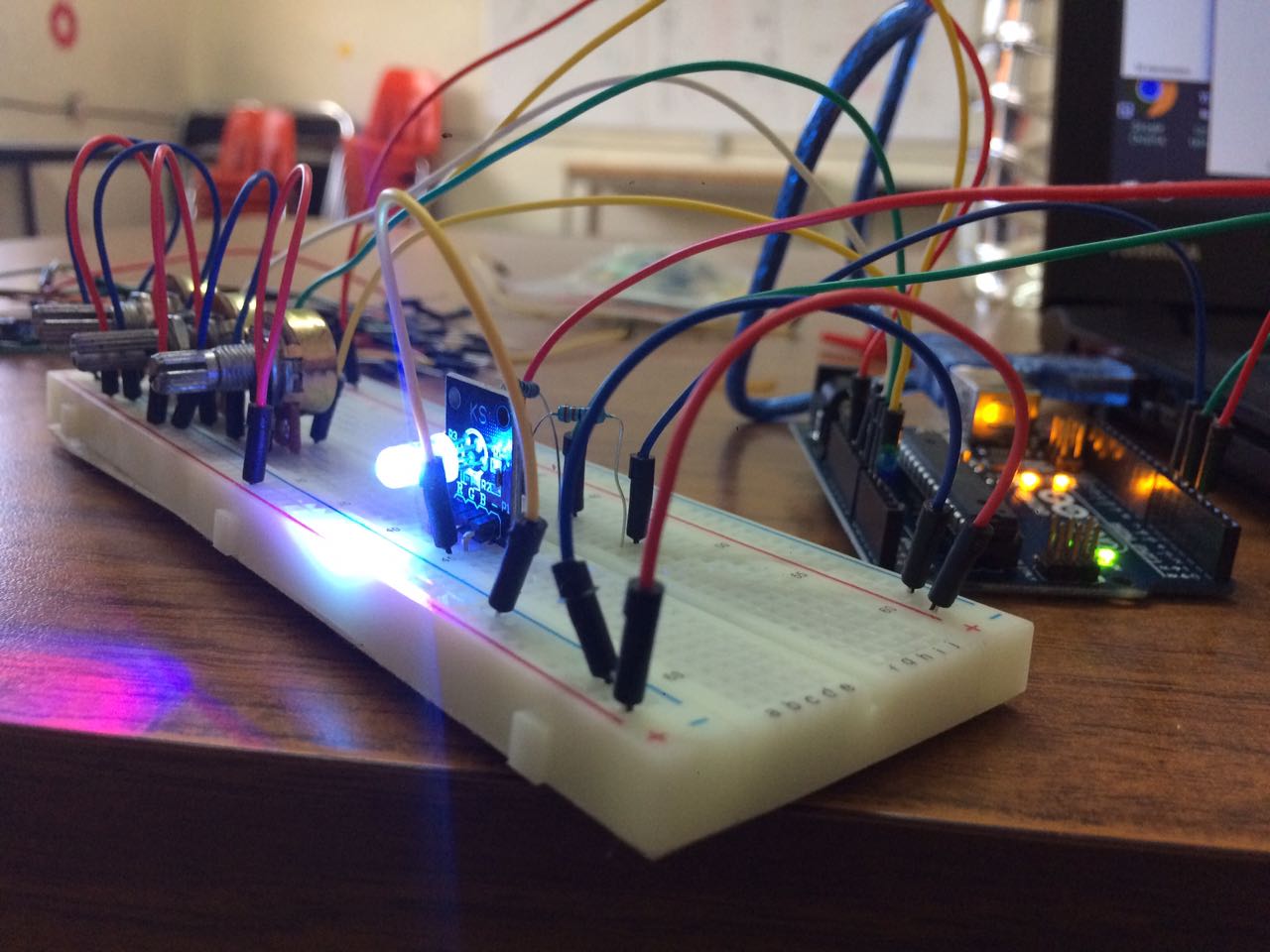 Práctica 2 Controlar un led RGB con 3 potenciometros Práctica 2 Controlar un led RGB con 3 potenciometros