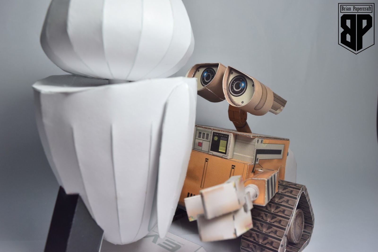 Wall-e and Eve Papercraft - Brian Papercraft