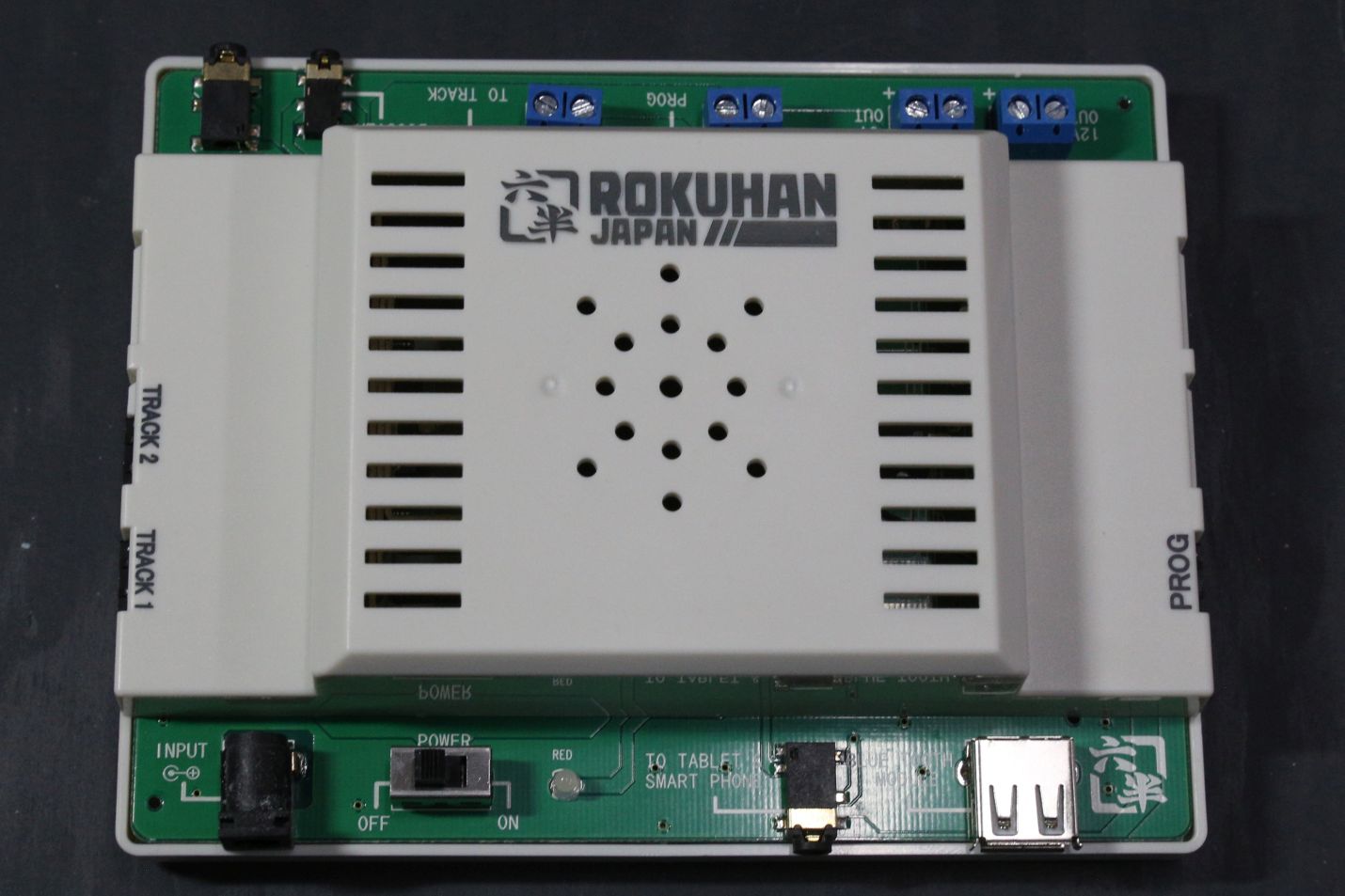 ケースを開けてみる。このスピーカーはアプリのサウンドで押した対象の音を鳴らすためのもの。