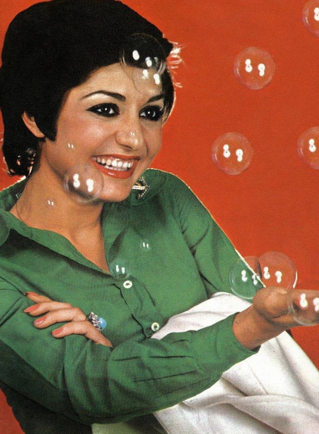 40 Fascinating Photographs of Googoosh, One of Iran's Biggest Pop Stars ...