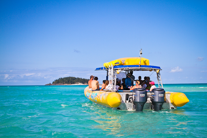 Pohjalla: Korallimeri ja Suuri Valliriutta