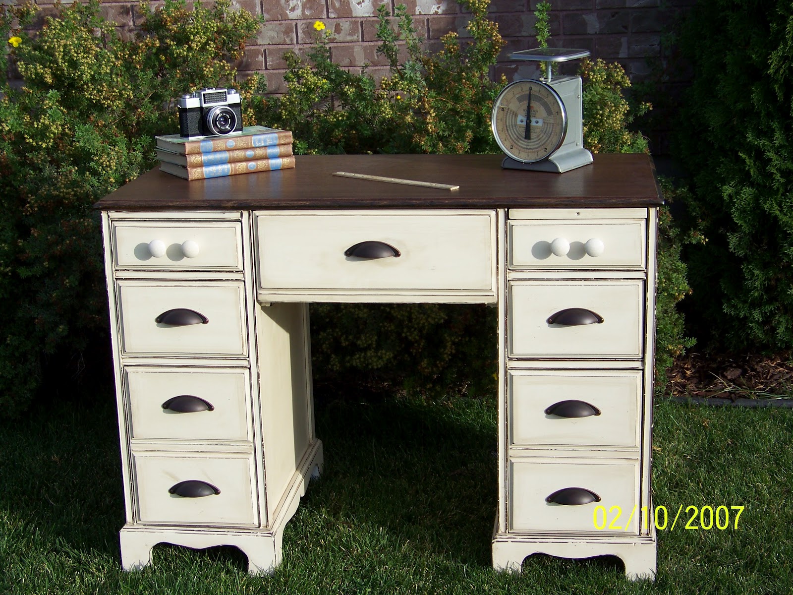 ~ Annie's Drab 2 Fab ~: Newly Refinished Two Tone Desk!!