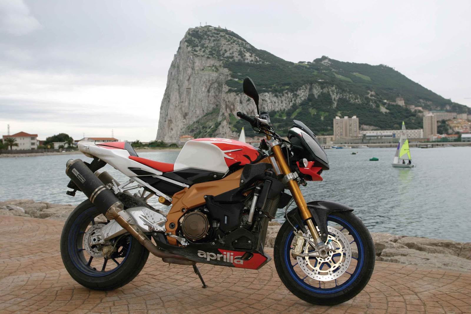 Auto Review: Aprilia Tuono 1000 r
