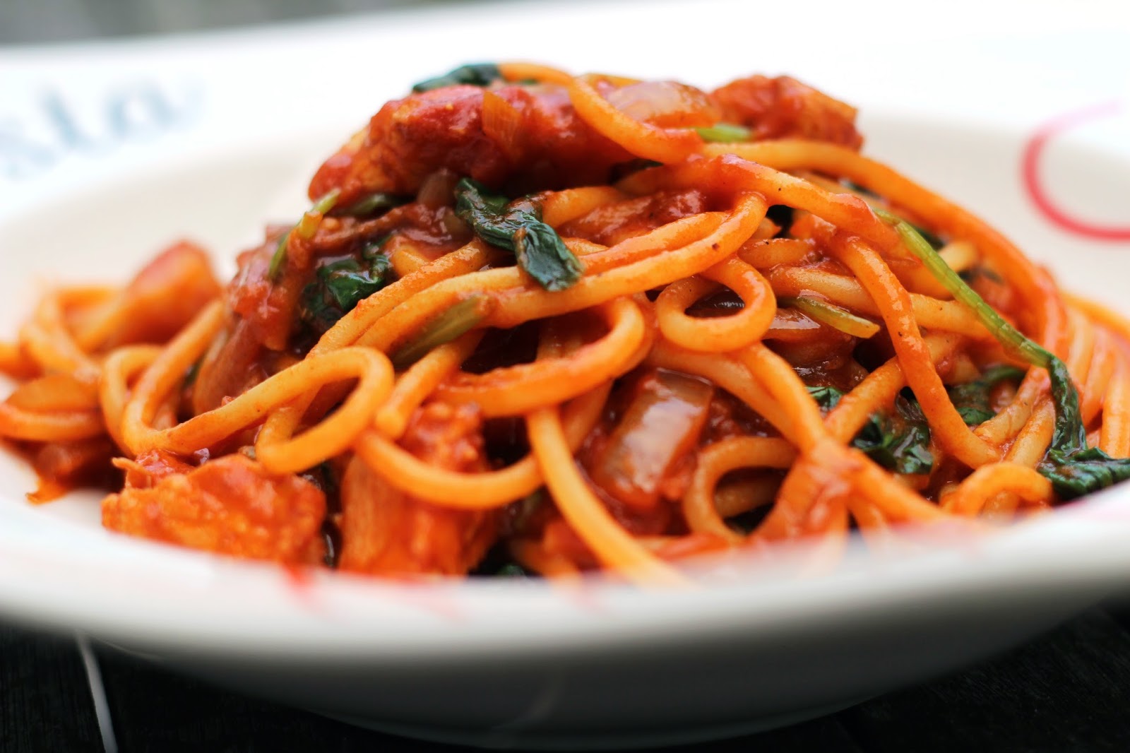 Pasta met kip in pittige tomatensaus