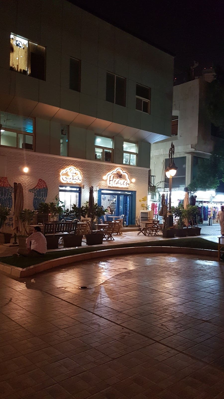 Life in Kuwait Blog: SoMu or South Mubarakiya trendy café area in Kuwait