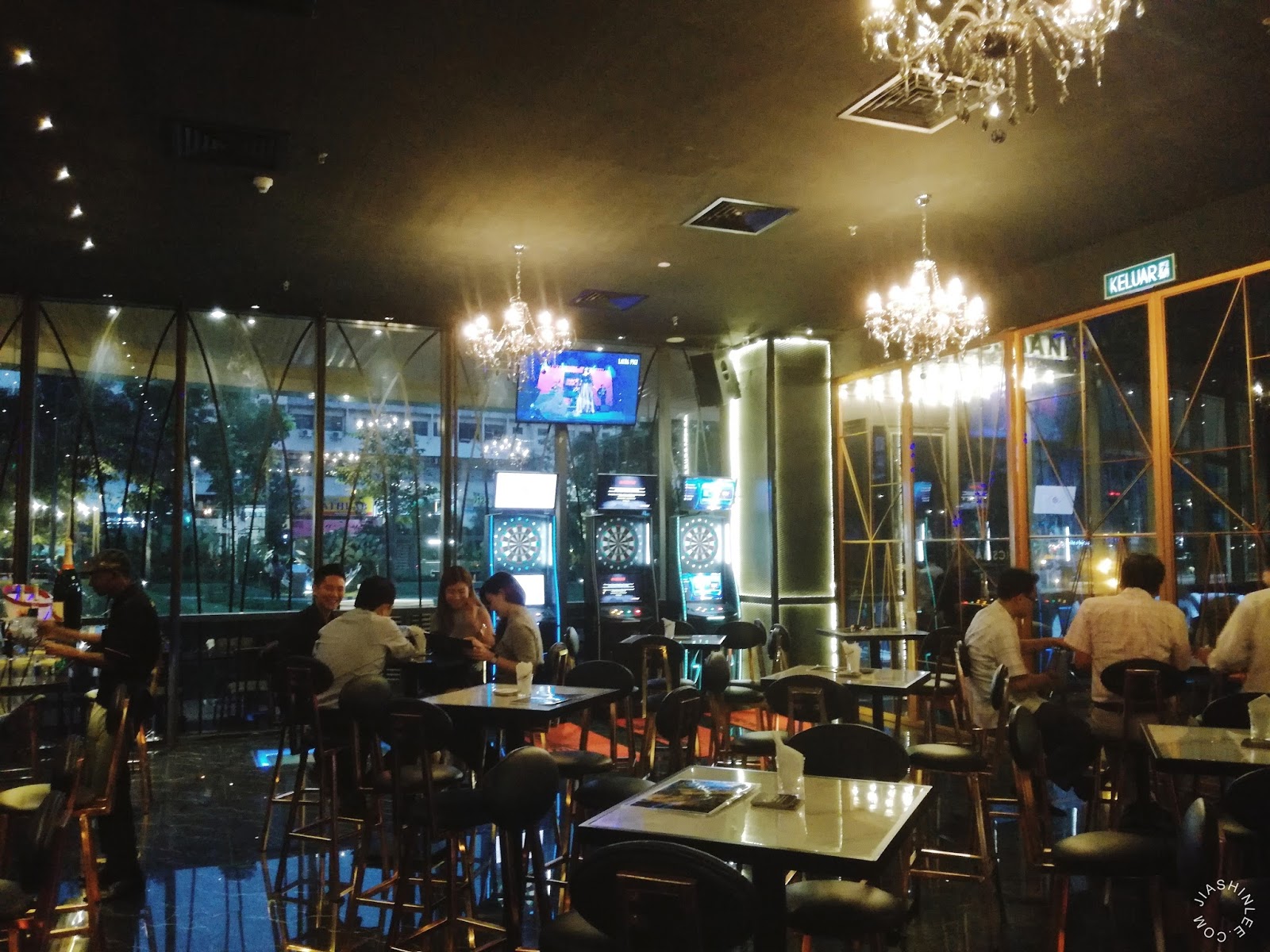 Cheesy Cheese Wheel Pasta at Nicsmann 1940s By Lewré The Starling - Jia ...