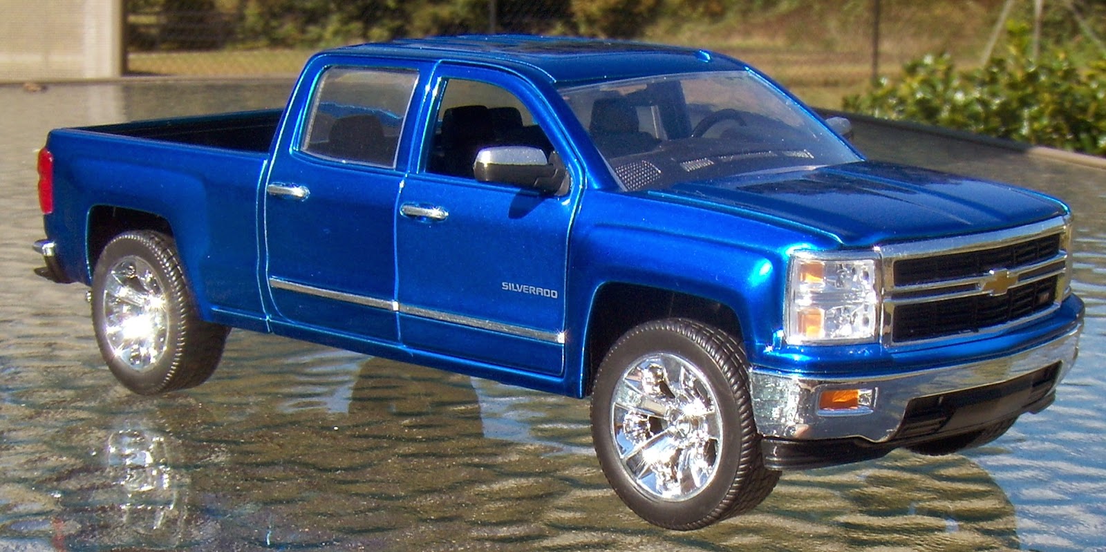 Jada Toys 1:24 2014 Chevy Silverado 1500 LTZ
