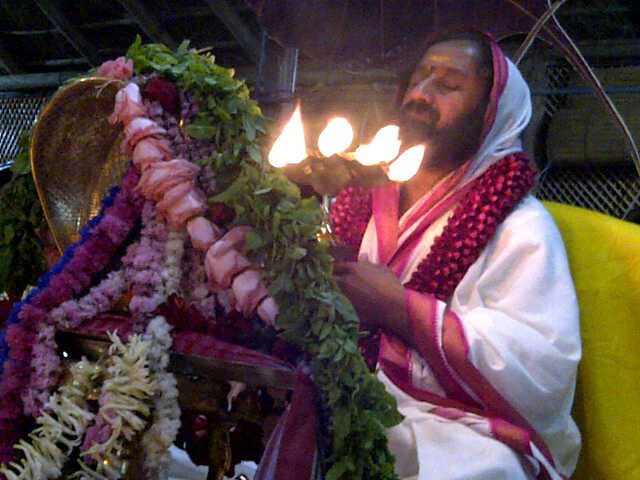 Art of Living in News: Thousands turn up for Shiva puja by Sri Sri