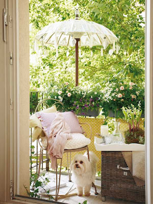 Country Style Chic: A Sunny Balcony