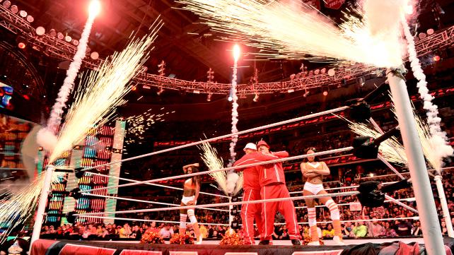 WWE In live!!!!: THE FUNKADACTYLS vs THE BELLA TWINS